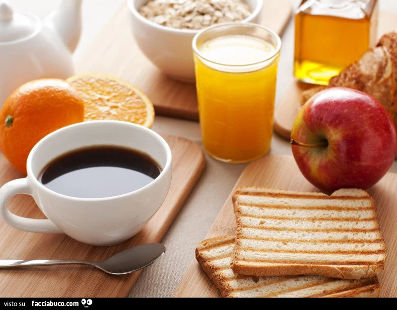 Colazione con caffè, spremuta, frutta, e fette biscottate - Facciabuco.com